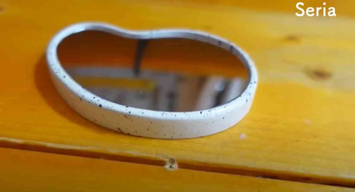 【セリア】「カットできるミラー風シート」を使ったDIY術3選！簡単に高見えアクセサリー収納ができる方法も | イチオシ | ichioshi